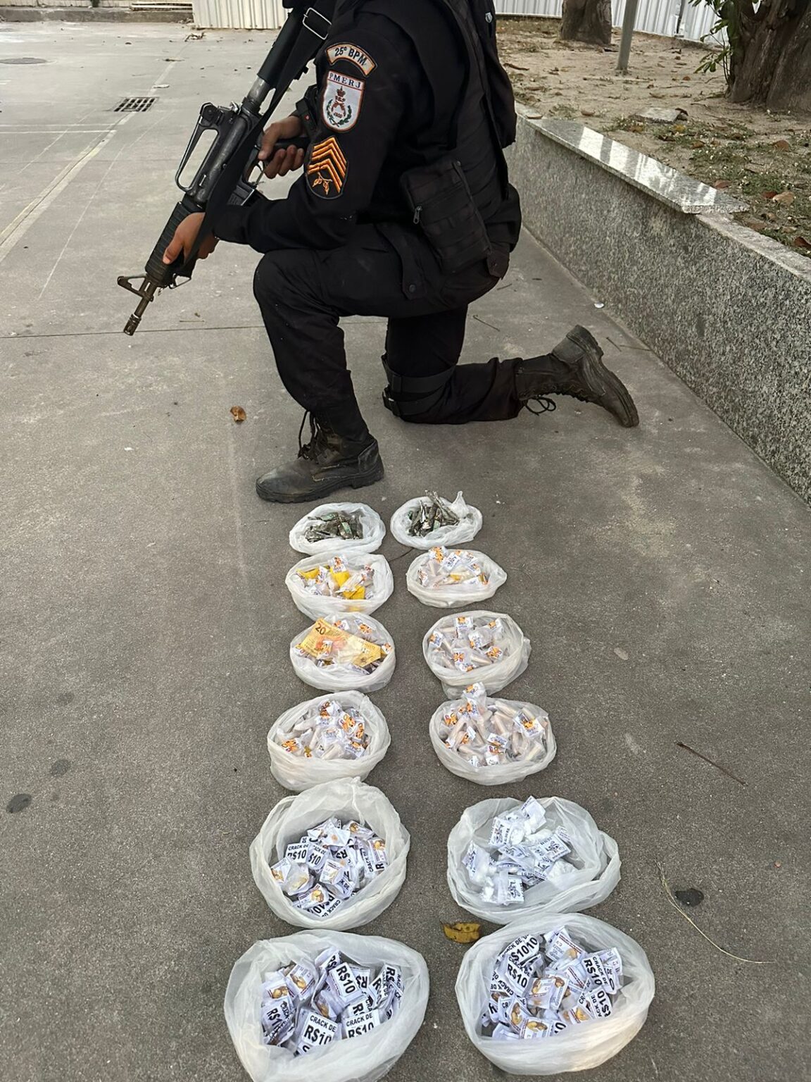 Polícia detém dois jovens e desarticula ponto de vendas de drogas no ...