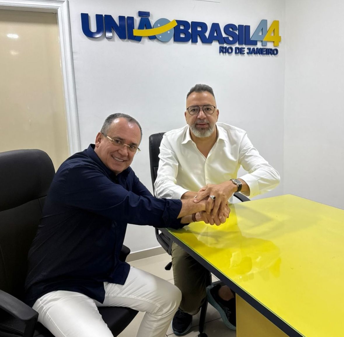 Chiquinho de Livia visita Márcio Canella após passar a eleição inteira ...