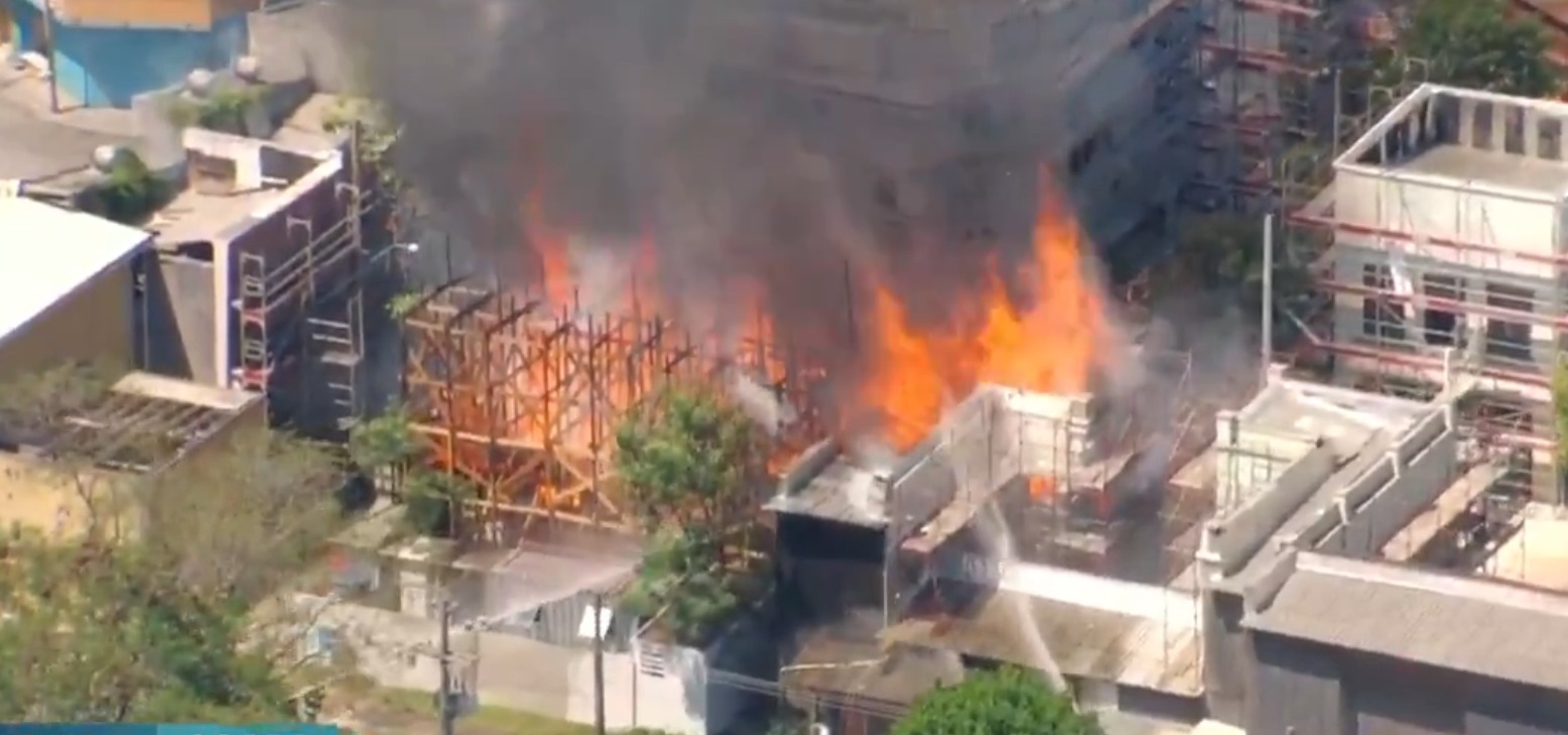 Incêndio atingiu cidade cenográfica da Globo em Curicica. Veja o vídeo ...