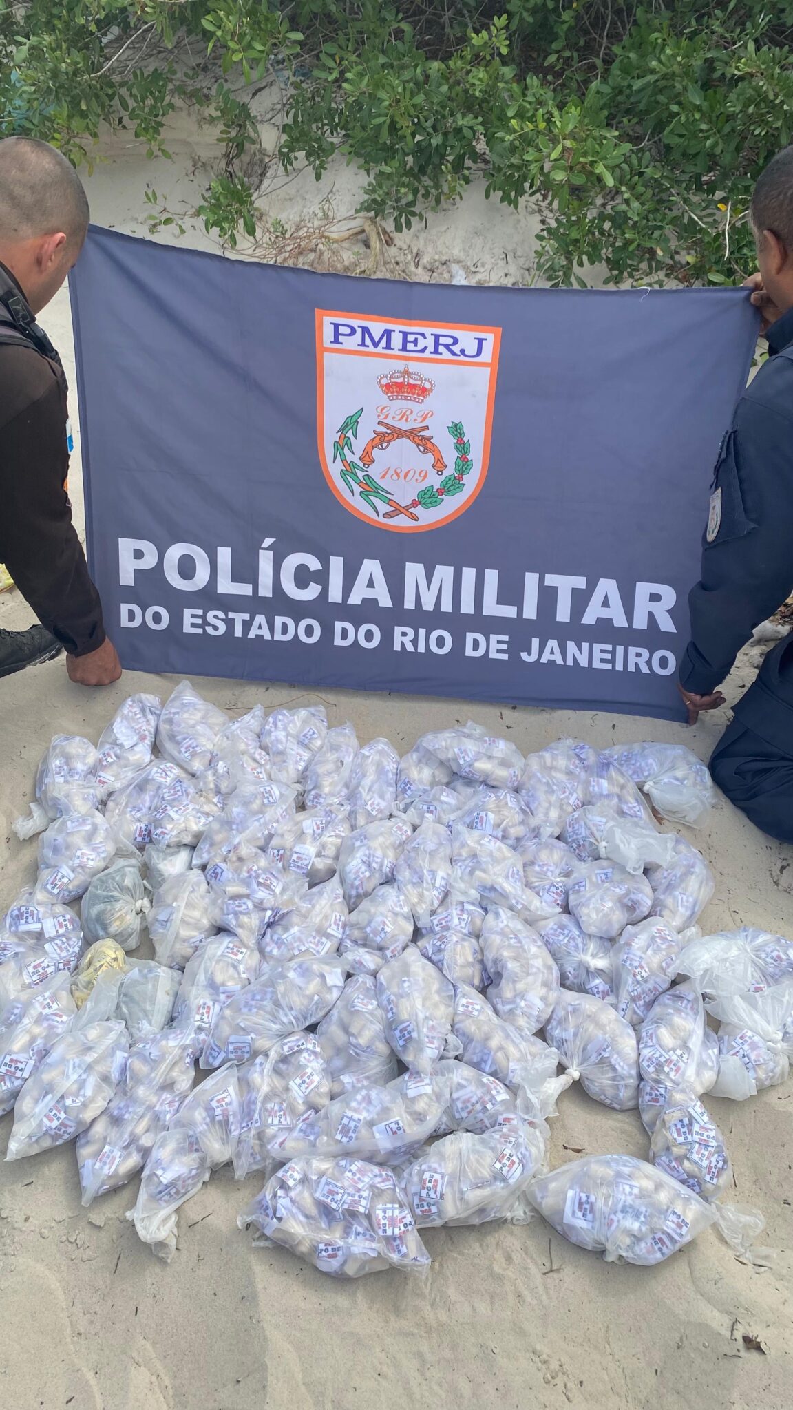 Polícia apreende drogas avaliadas em R$ 74 mil nas dunas do Manoel ...