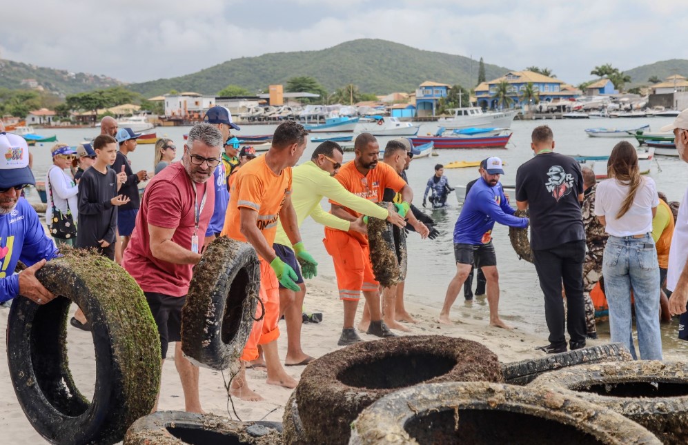 Mutirão retira mais de 160 pneus do Canal do Itajuru em Cabo Frio ...