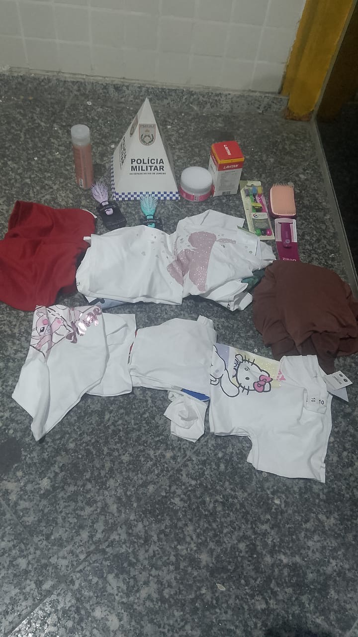 Mulher é presa após furtar roupas e produtos de higiene em shopping de ...